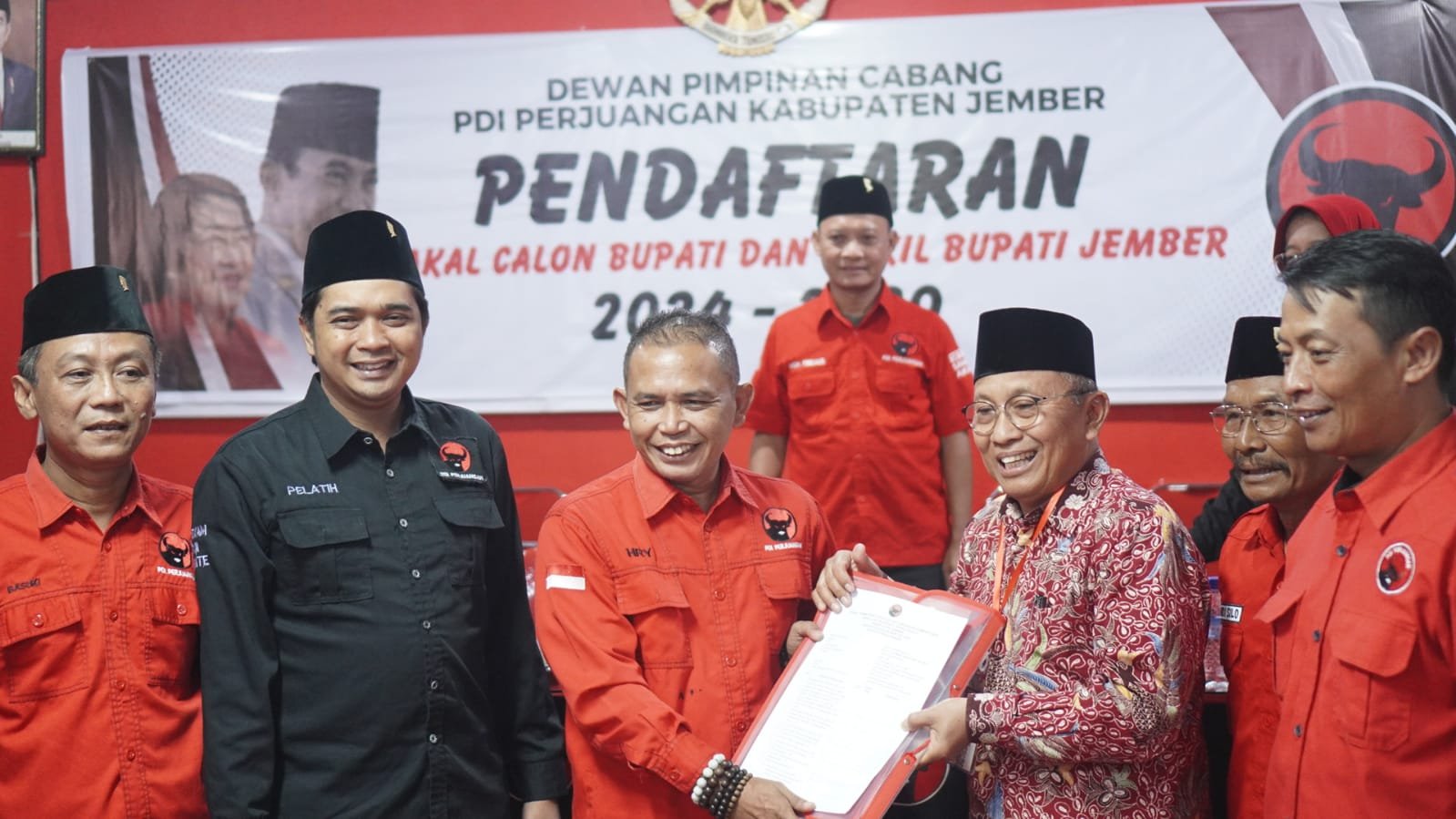 Achmad Sudiono Kembalikan Formulir Pendaftaran ke DPC PDIP Jember