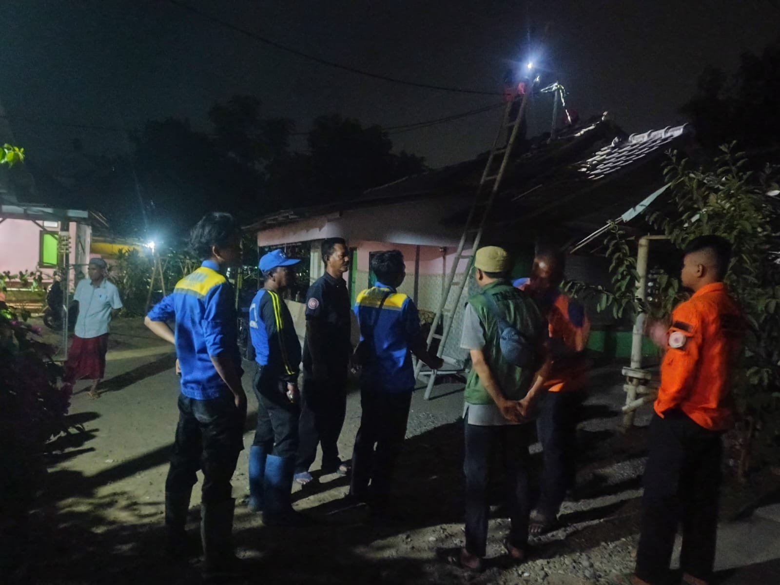 Korsleting Listrik, Kabel di Atas Rumah Warga Situbondo Terbakar