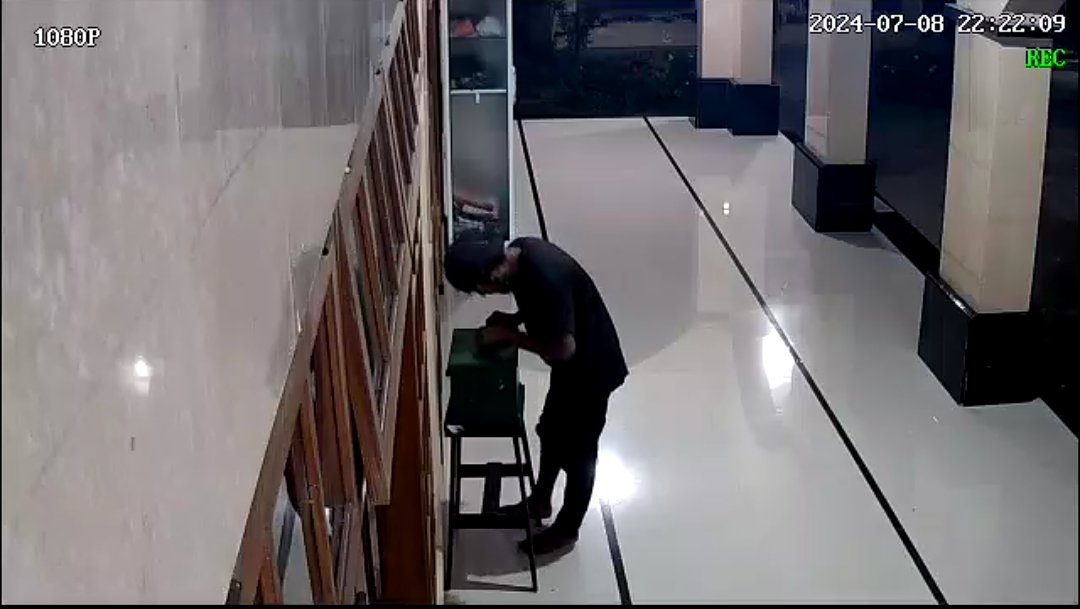 Pencuri Kotak Amal Masjid Al Huda di Jember Terekam CCTV