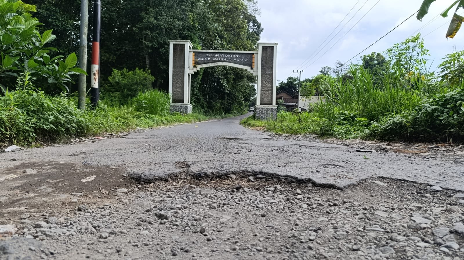 Bertahun-tahun Jalan Kabupaten di Mrawan Jember Rusak Parah, Warga Harap Perhatian dari Bupati Baru